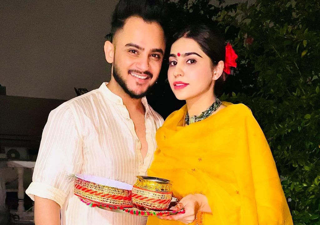 YouTuber Maxtern issues statement after being assaulted by Elvish Yadav ... YouTuber Maxtern issues statement after being assaulted by Elvish Yadav ...