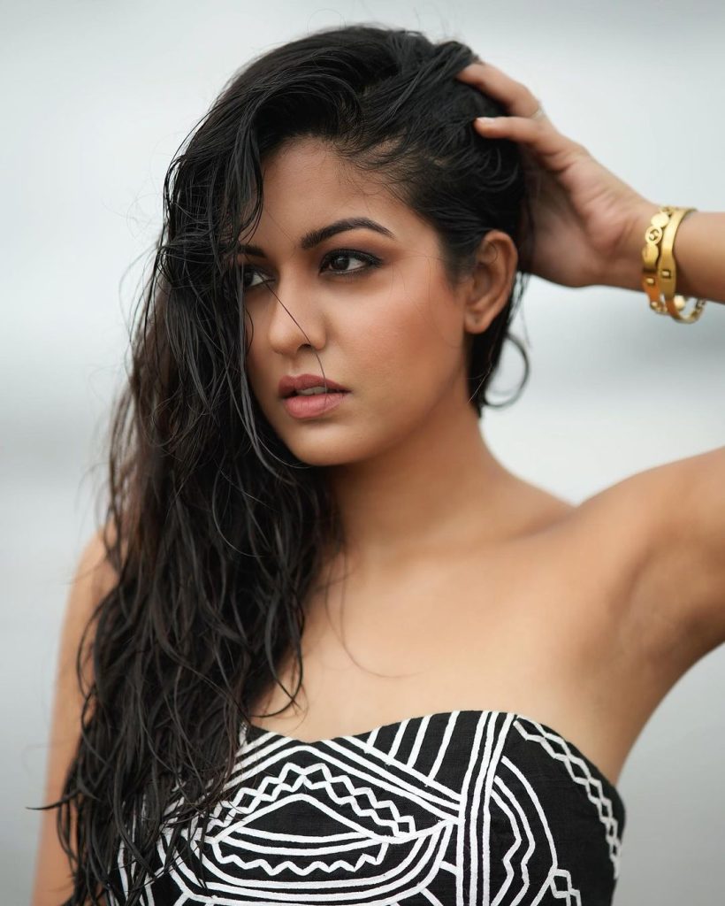 Nia Sharma flaunts her beauty in the balcony, wearing a bold bralette ...